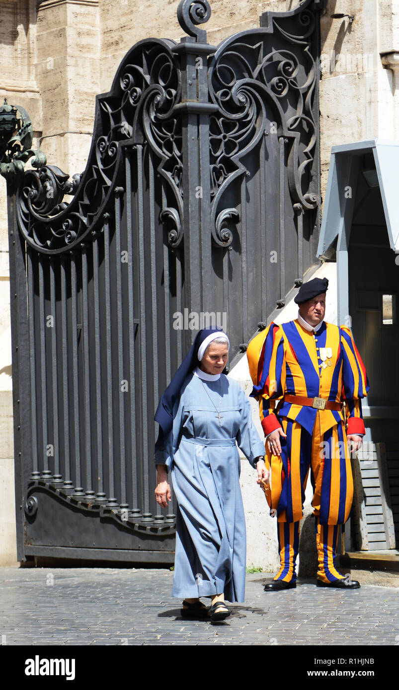 The Pope Swiss guards in the Vatican city Stock Photo - Alamy