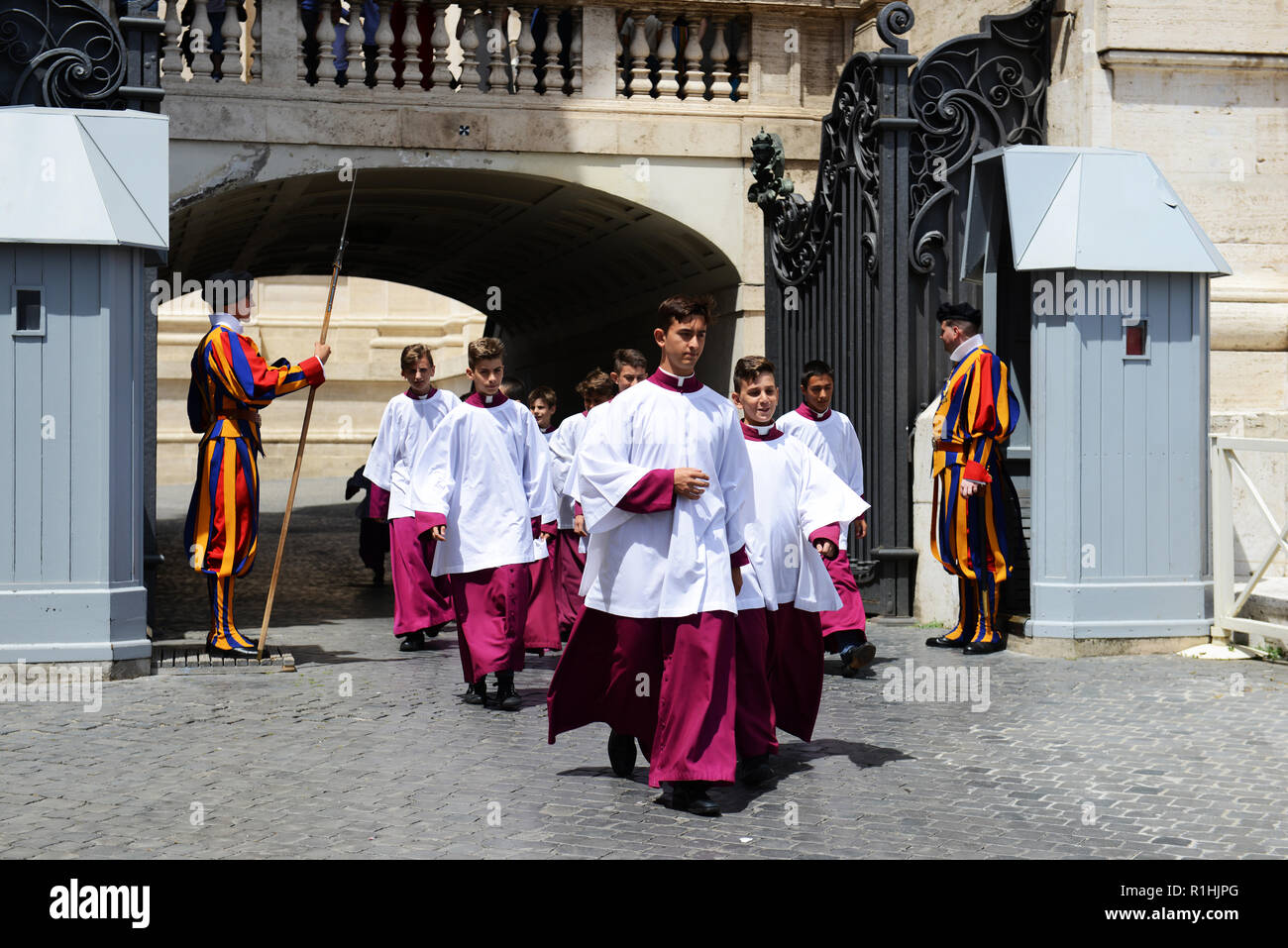 The Pope Swiss guards in the Vatican city Stock Photo - Alamy