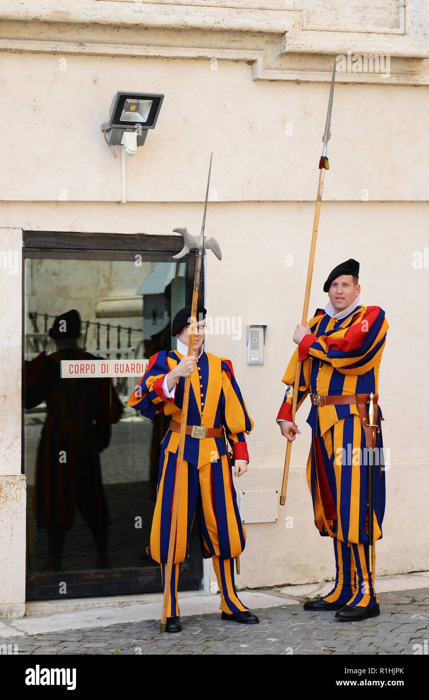 The Pope Swiss guards in the Vatican city Stock Photo - Alamy