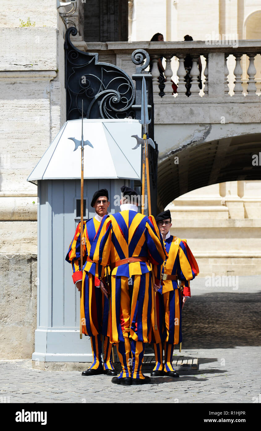 The Pope Swiss guards in the Vatican city Stock Photo - Alamy