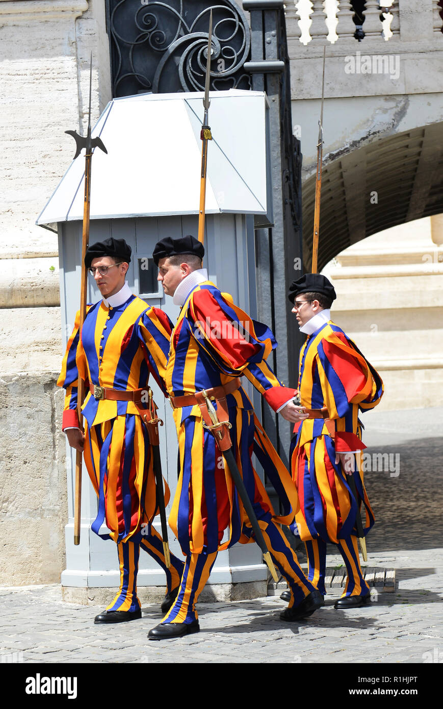 The Pope Swiss guards in the Vatican city Stock Photo - Alamy
