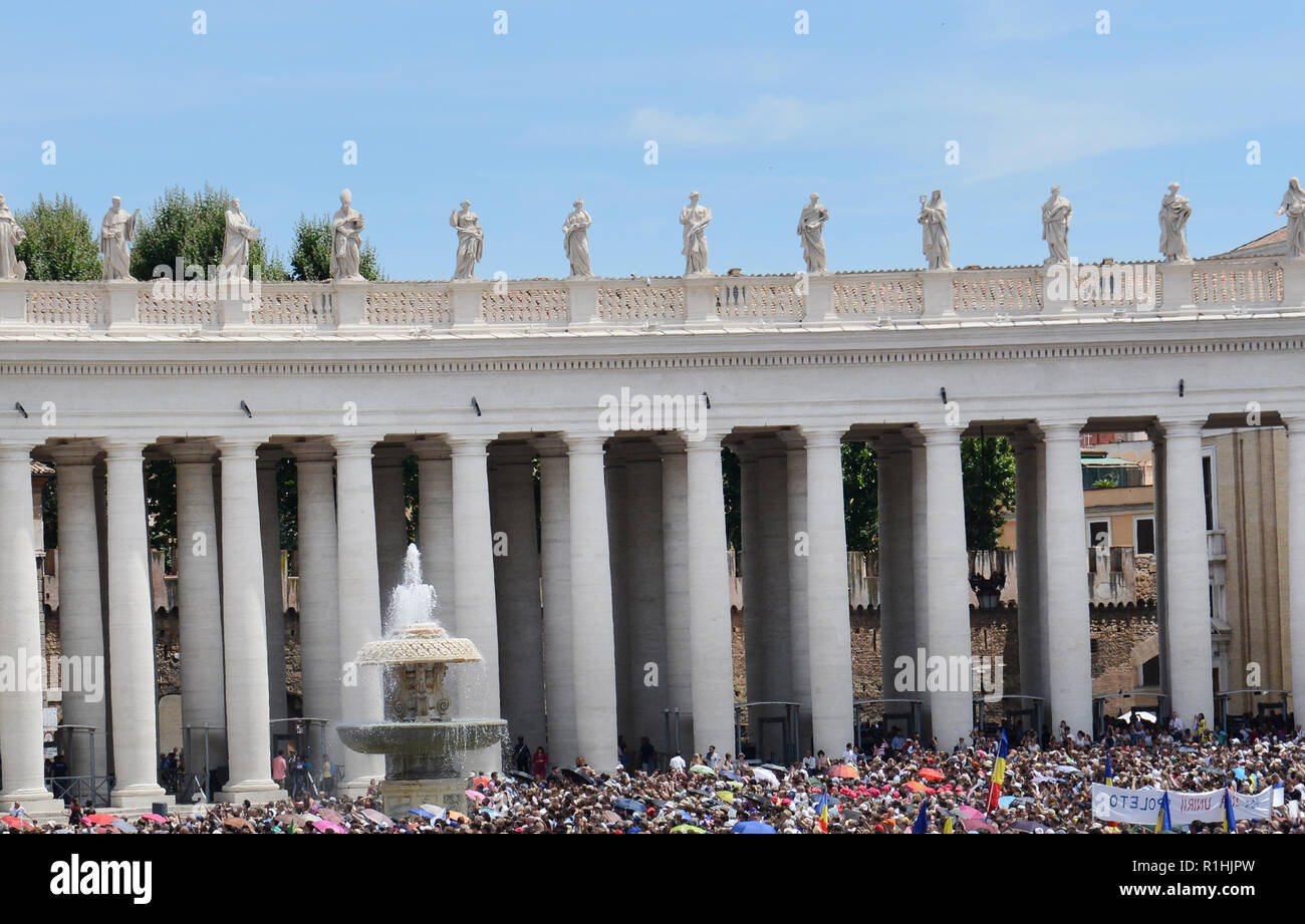 St. Peter's Square colonnades Stock Photo - Alamy