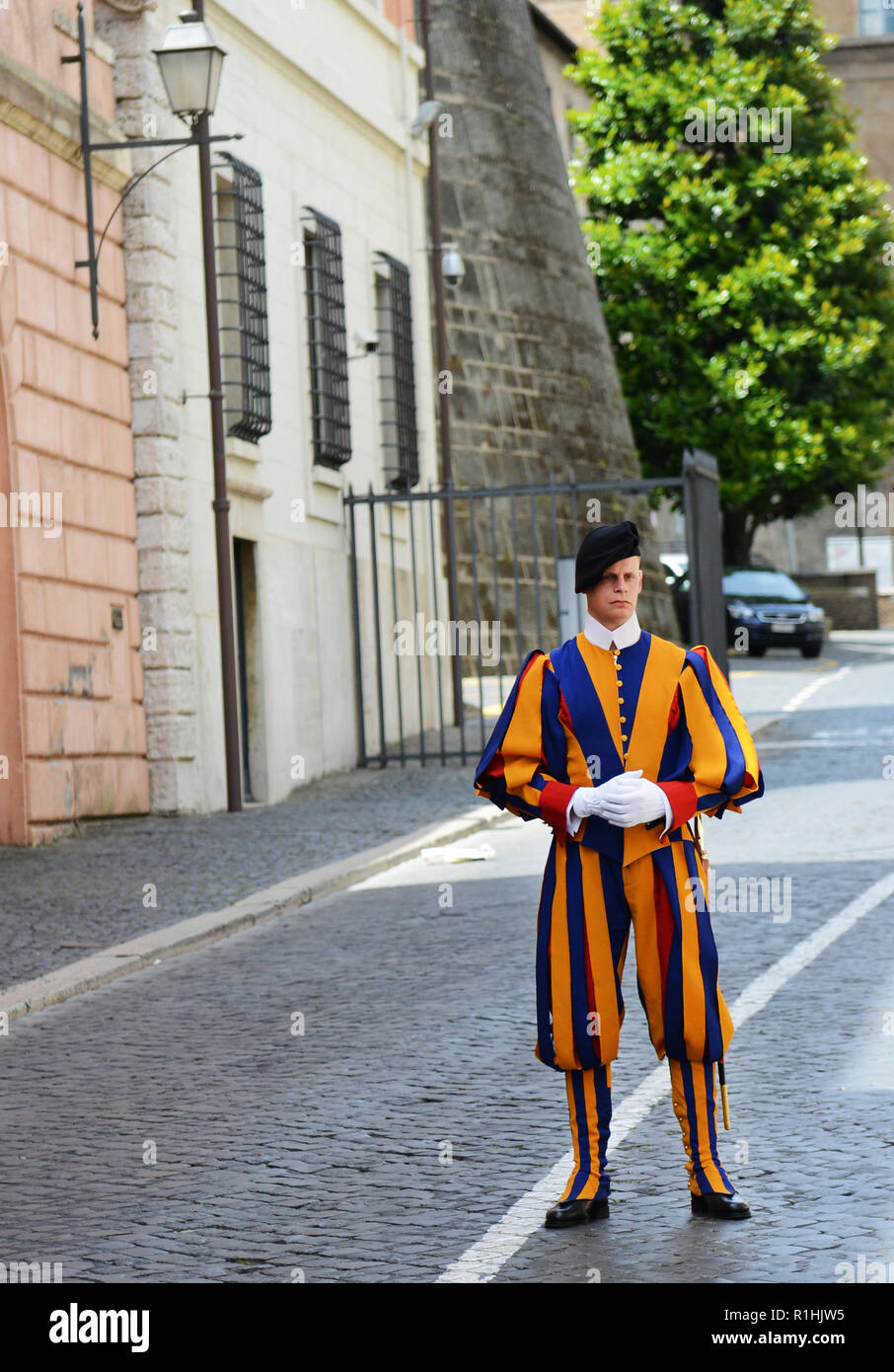 The Pope Swiss guards in the Vatican city Stock Photo - Alamy