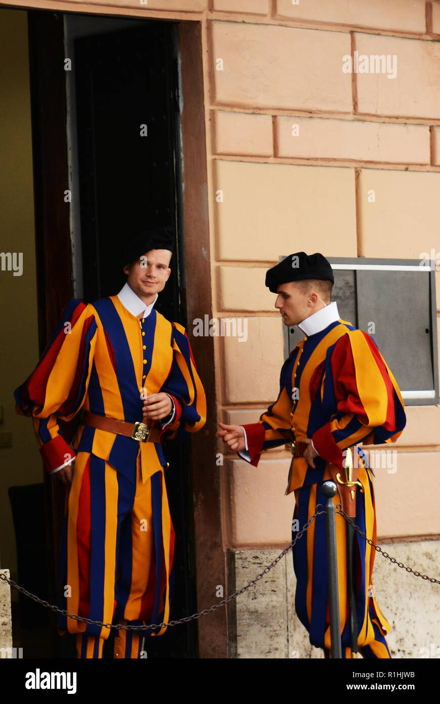 The Pope Swiss guards in the Vatican city Stock Photo - Alamy