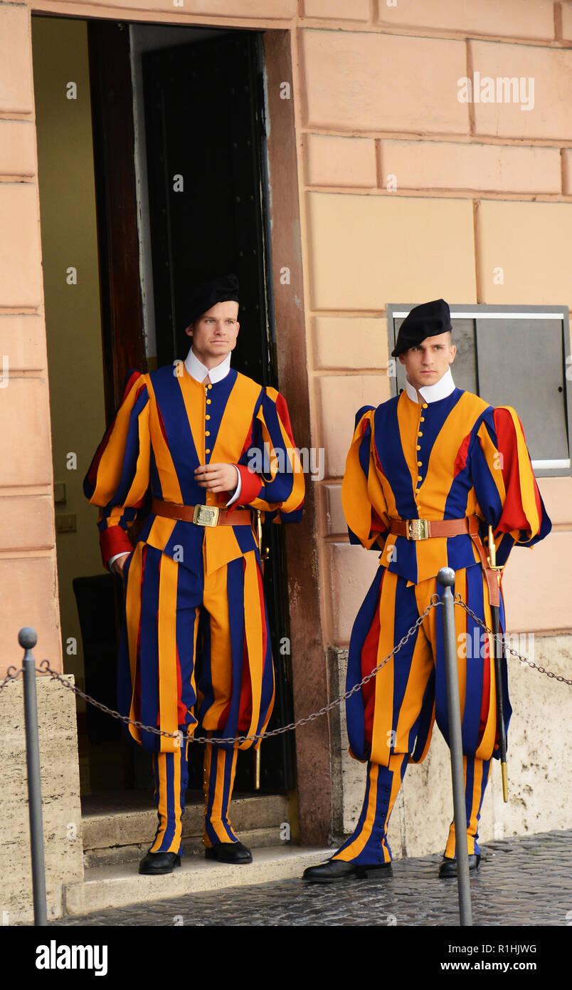 The Pope Swiss guards in the Vatican city Stock Photo - Alamy