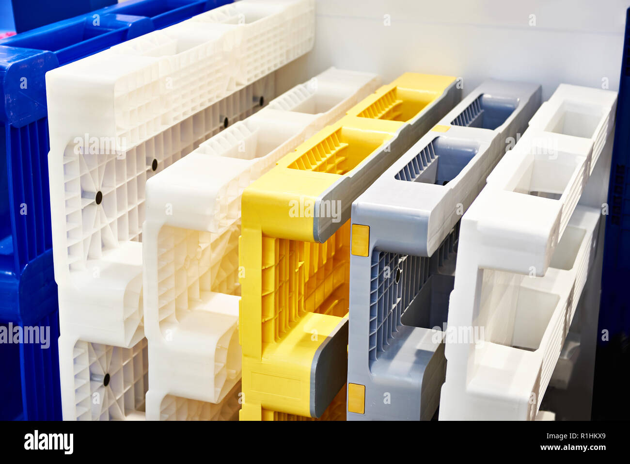 Plastic pallets hi-res stock photography and images - Alamy