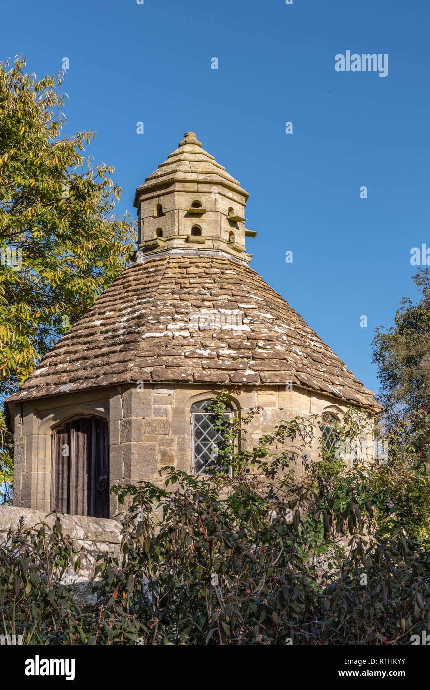 Dove cot hi-res stock photography and images - Alamy