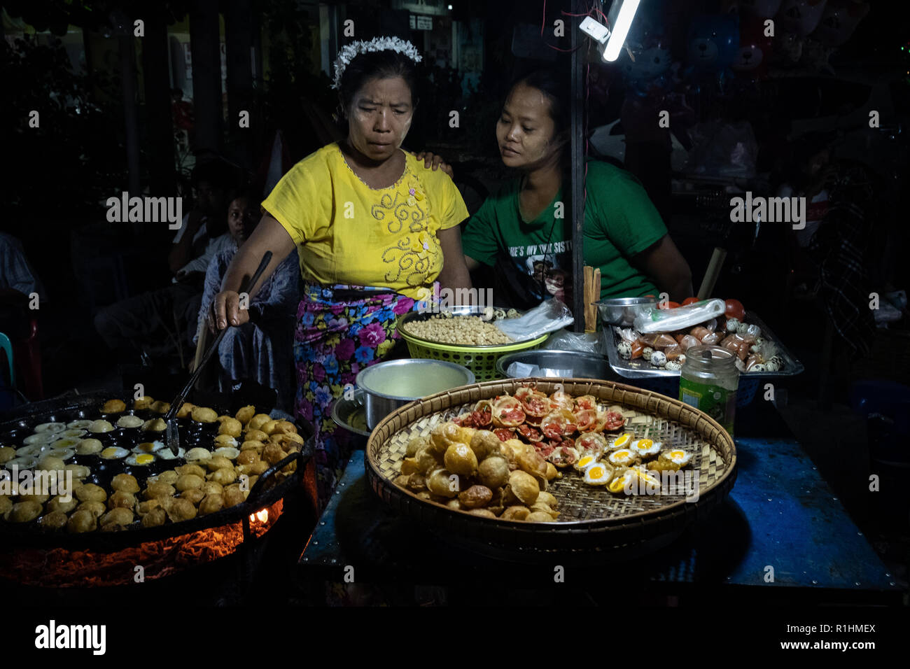 Two women food kiosk hi-res stock photography and images - Alamy