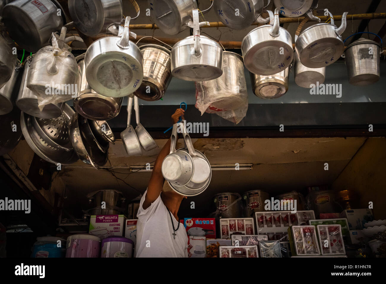 Cooking pots and pans shop hi-res stock photography and images - Alamy