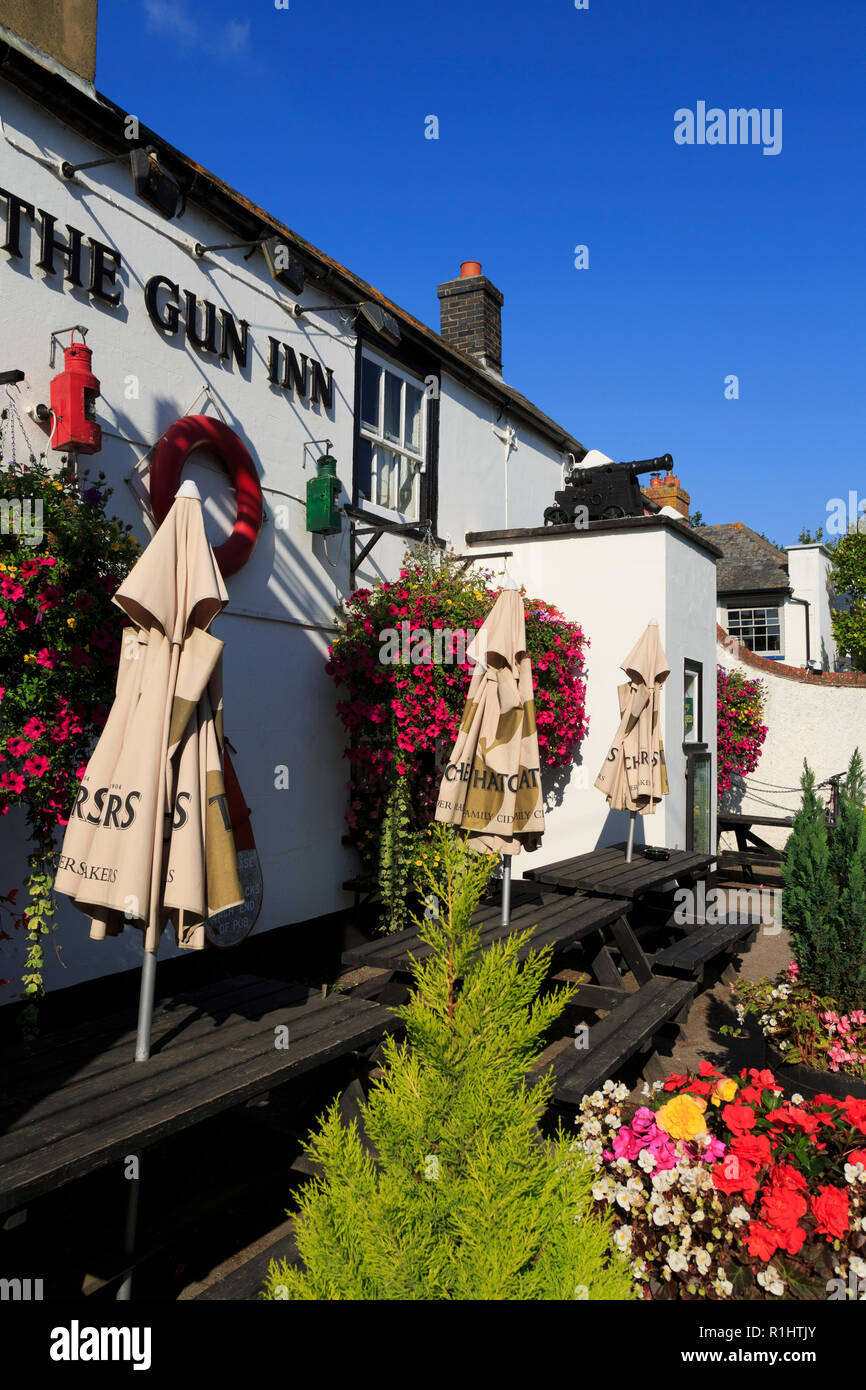 Gun pub hi-res stock photography and images - Alamy