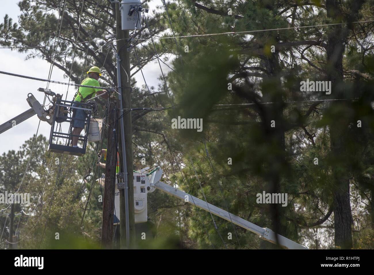 Linemen work on power lines in the aftermath of Hurricane Florence in ...