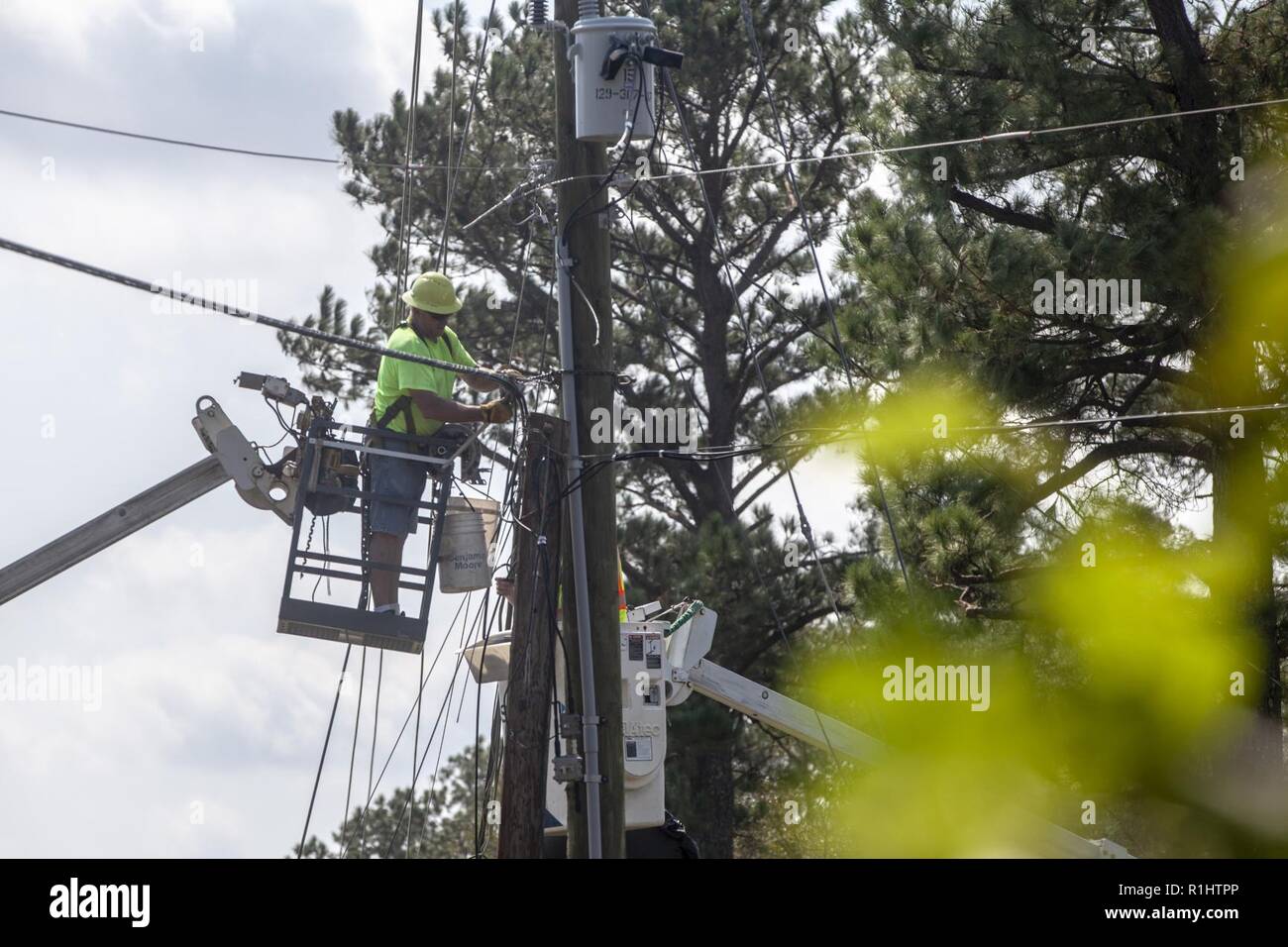 Linemen work on power lines in the aftermath of Hurricane Florence in ...