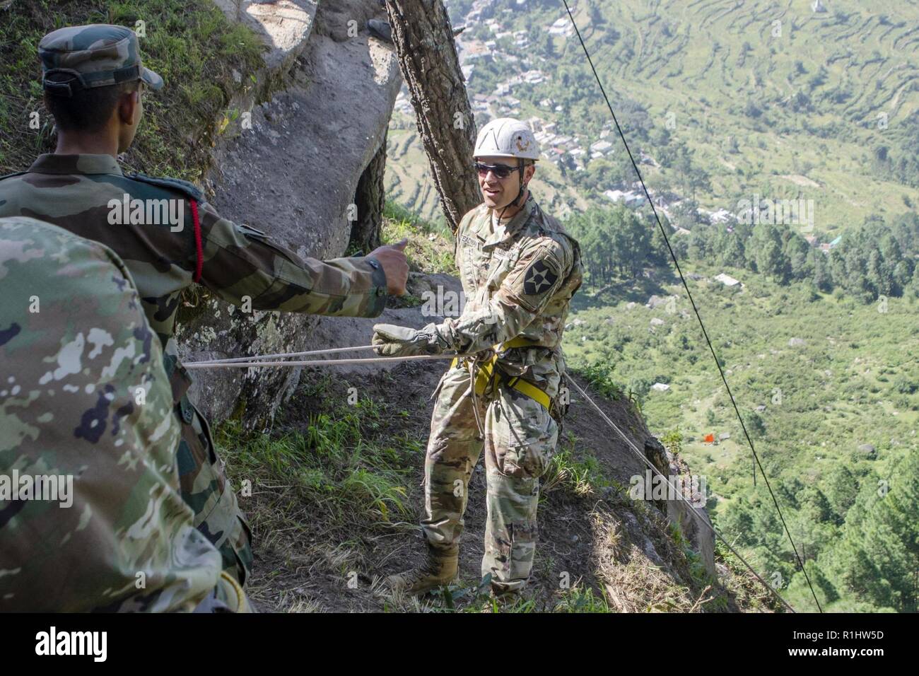U s army soldier prepares rappel hi-res stock photography and images ...