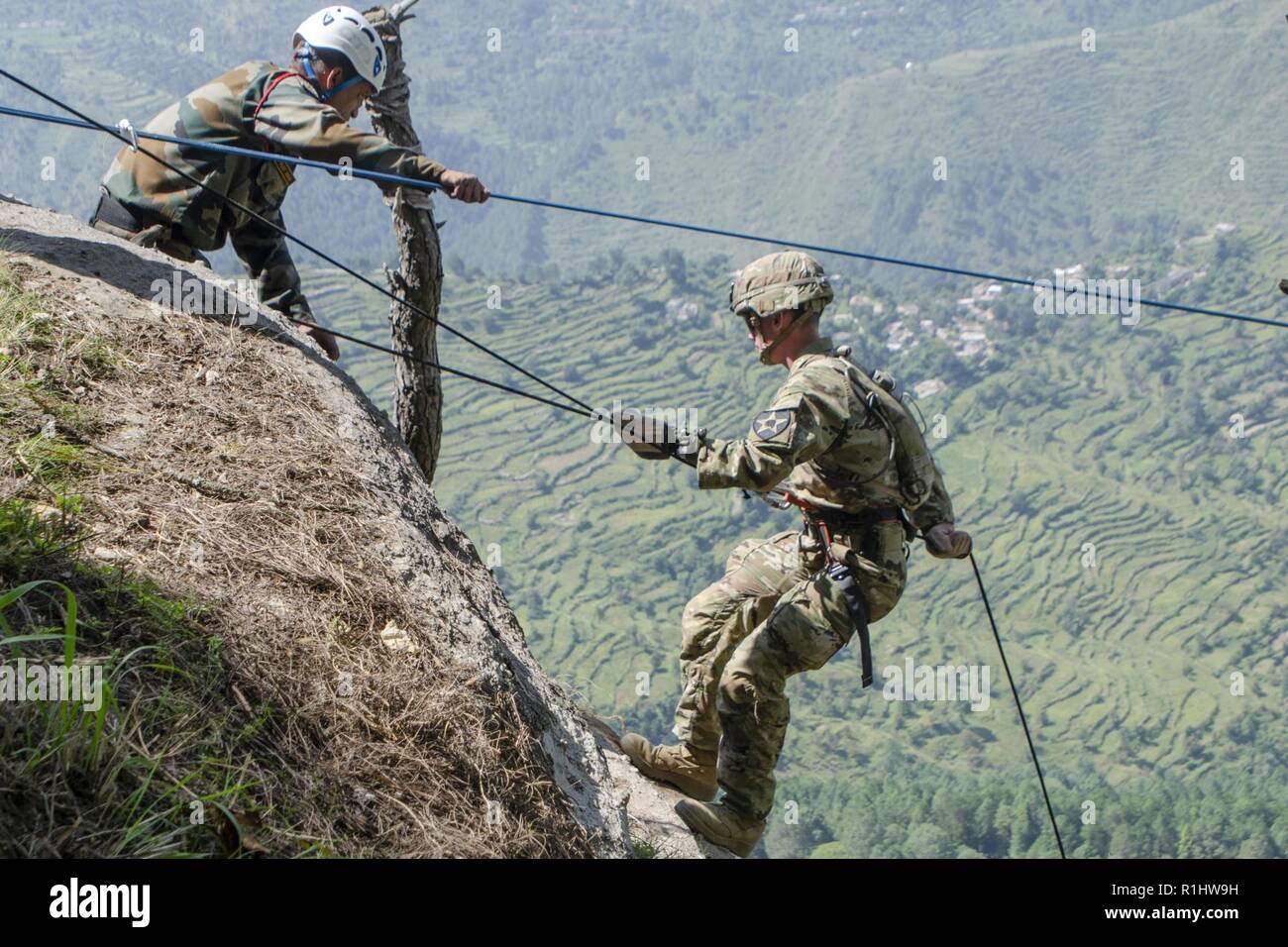 U s army soldier prepares rappel hi-res stock photography and images ...