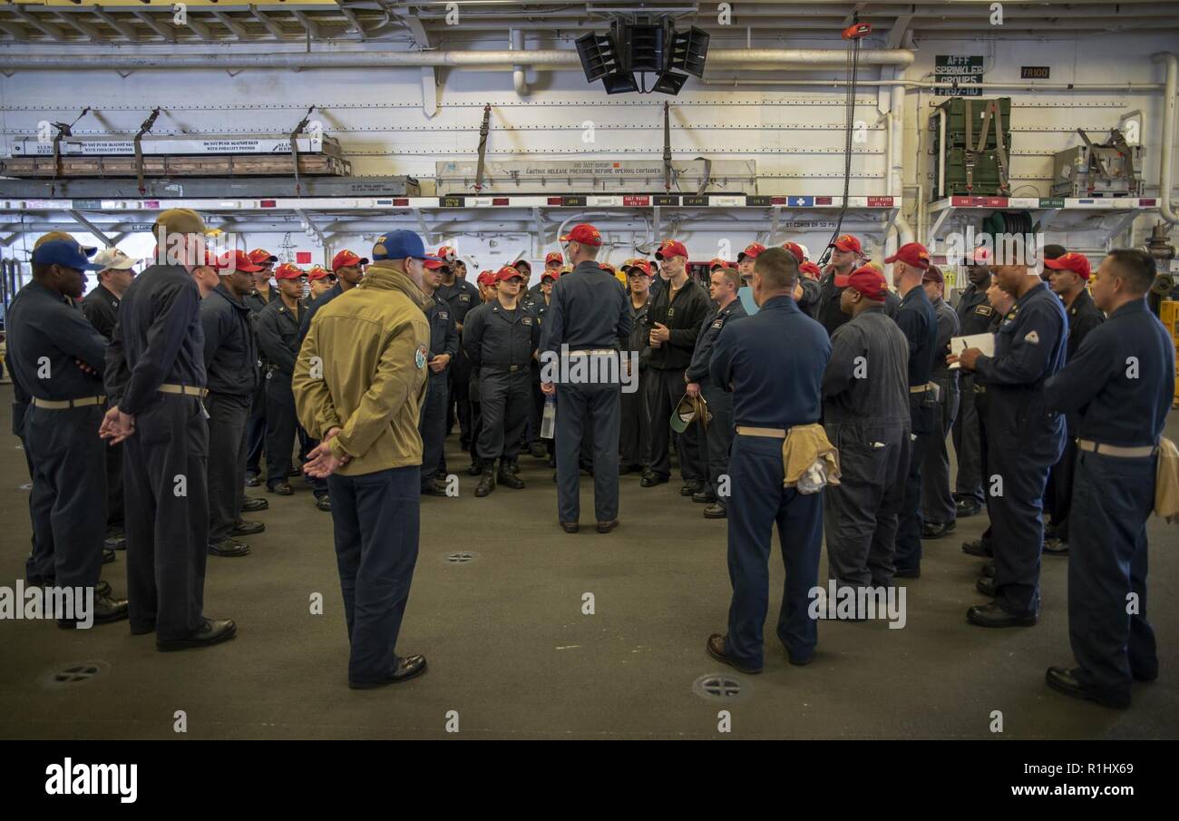 PACIFIC OCEAN (Sept. 21, 2018) Capt. Gregory Thoroman, center ...
