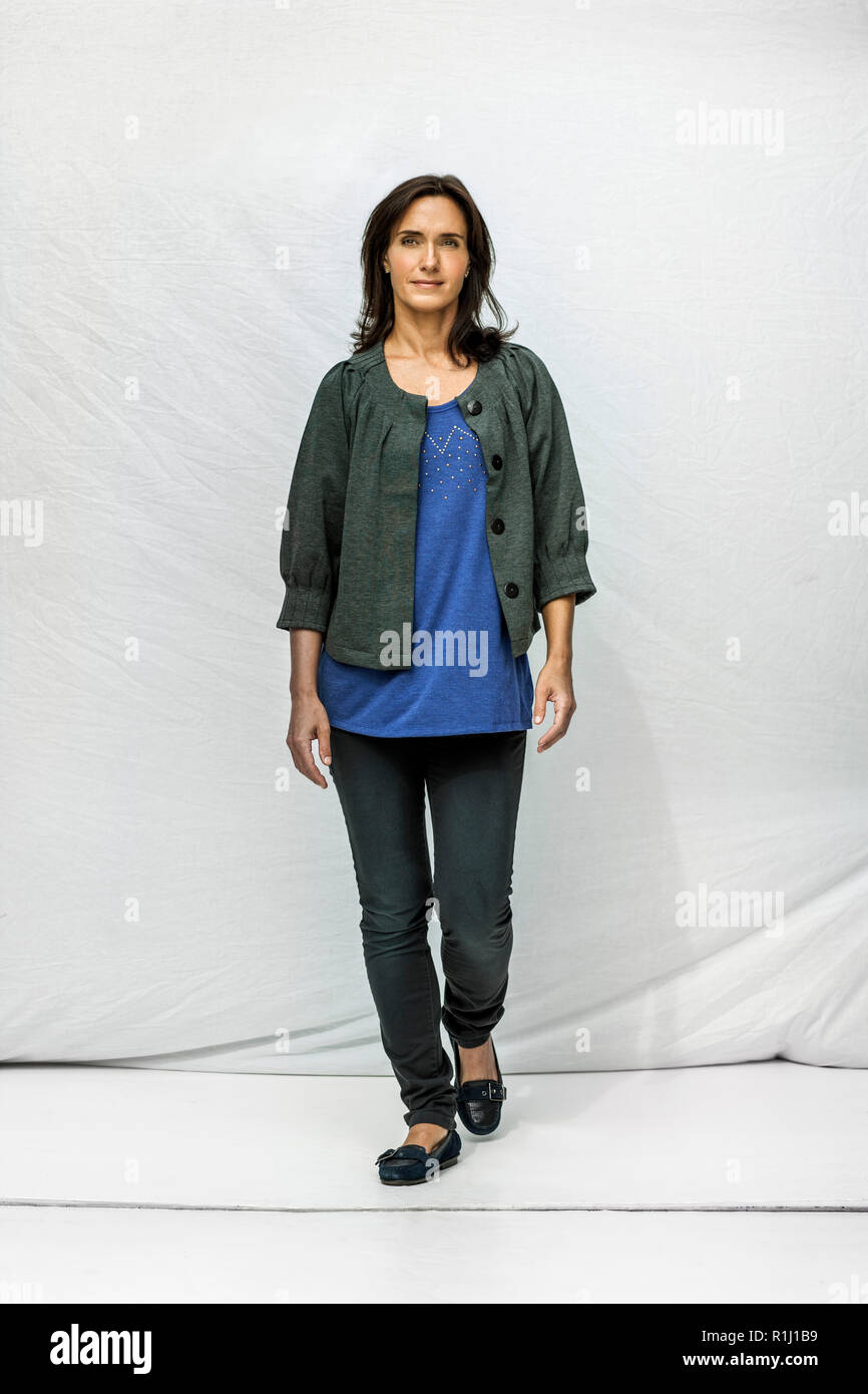 Full length studio portraits hi-res stock photography and images - Alamy