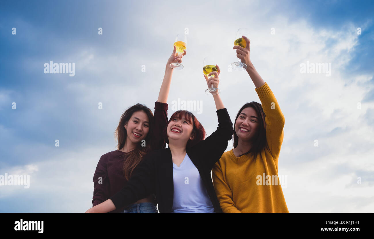 Toast and cheer hi-res stock photography and images - Alamy