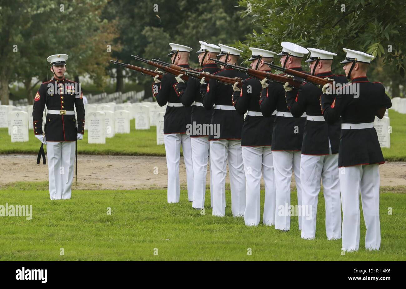 Marines with the Bravo Company firing party, Marine Barracks Washington ...