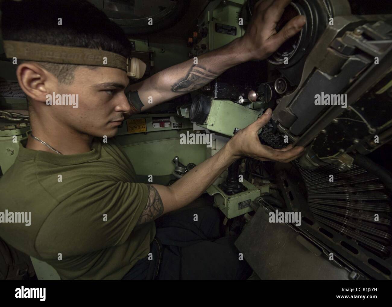 M242 bushmaster 25mm chain gun hi-res stock photography and images - Alamy