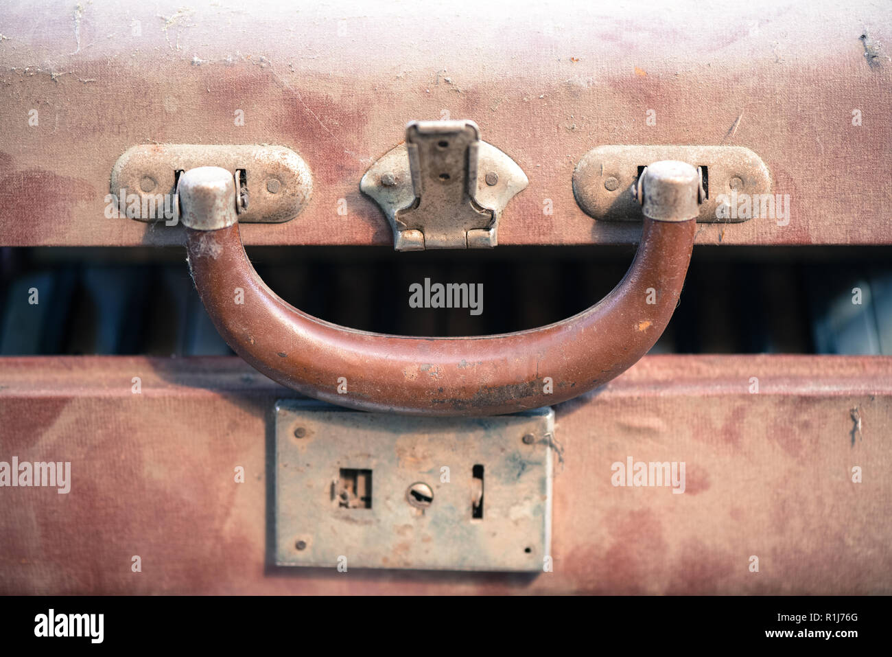 Hinge suitcase hi-res stock photography and images - Alamy