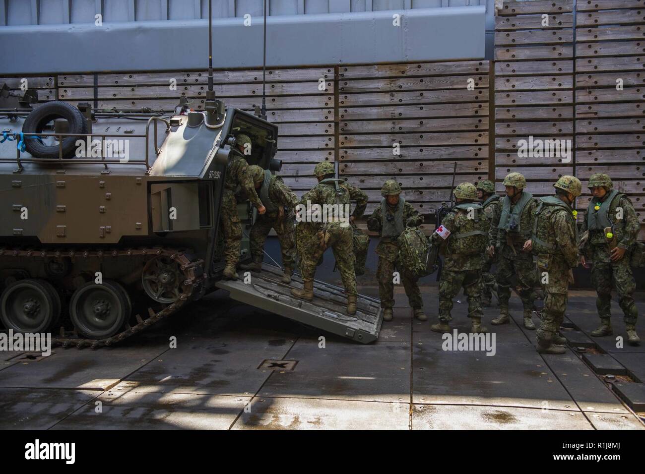 PHILIPPINE SEA (Oct. 06, 2018) Soldiers from the Japan Ground Self ...