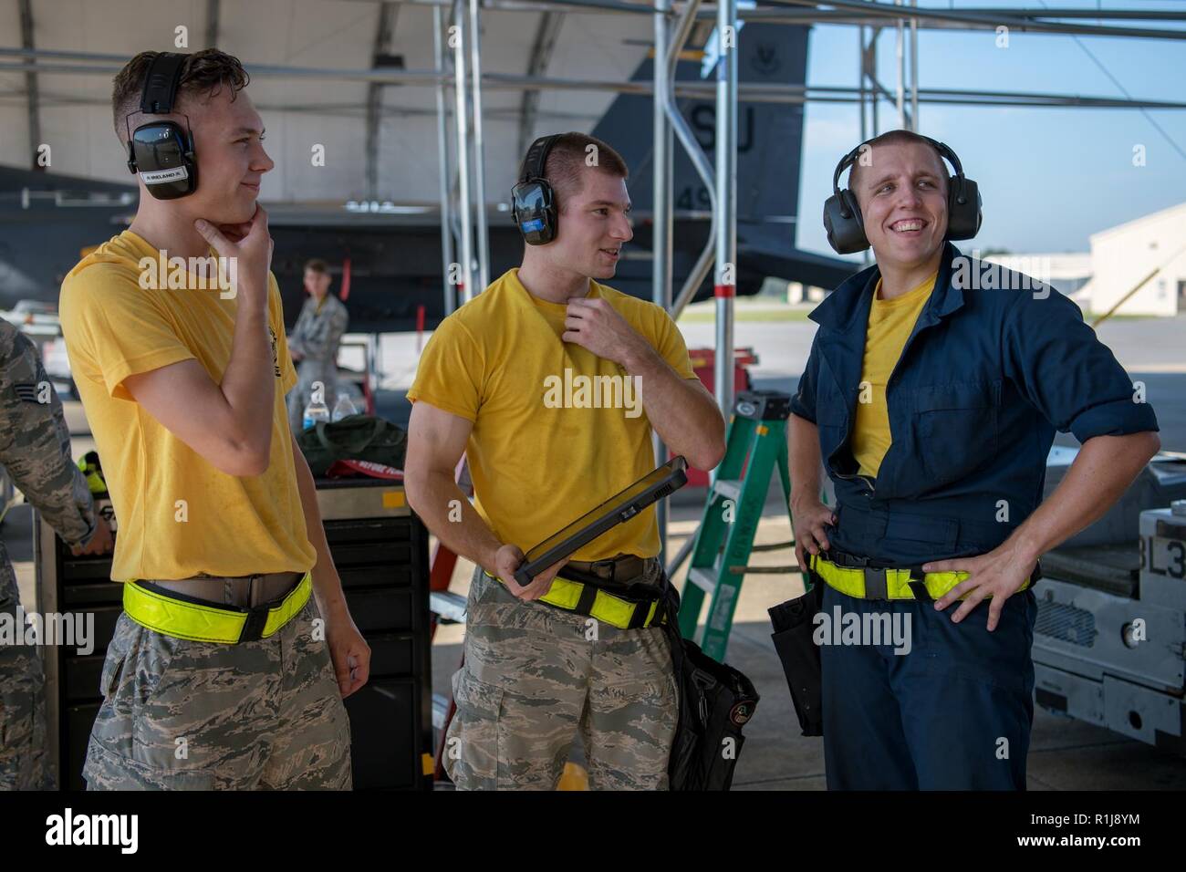 Weapon load crews hi-res stock photography and images - Alamy
