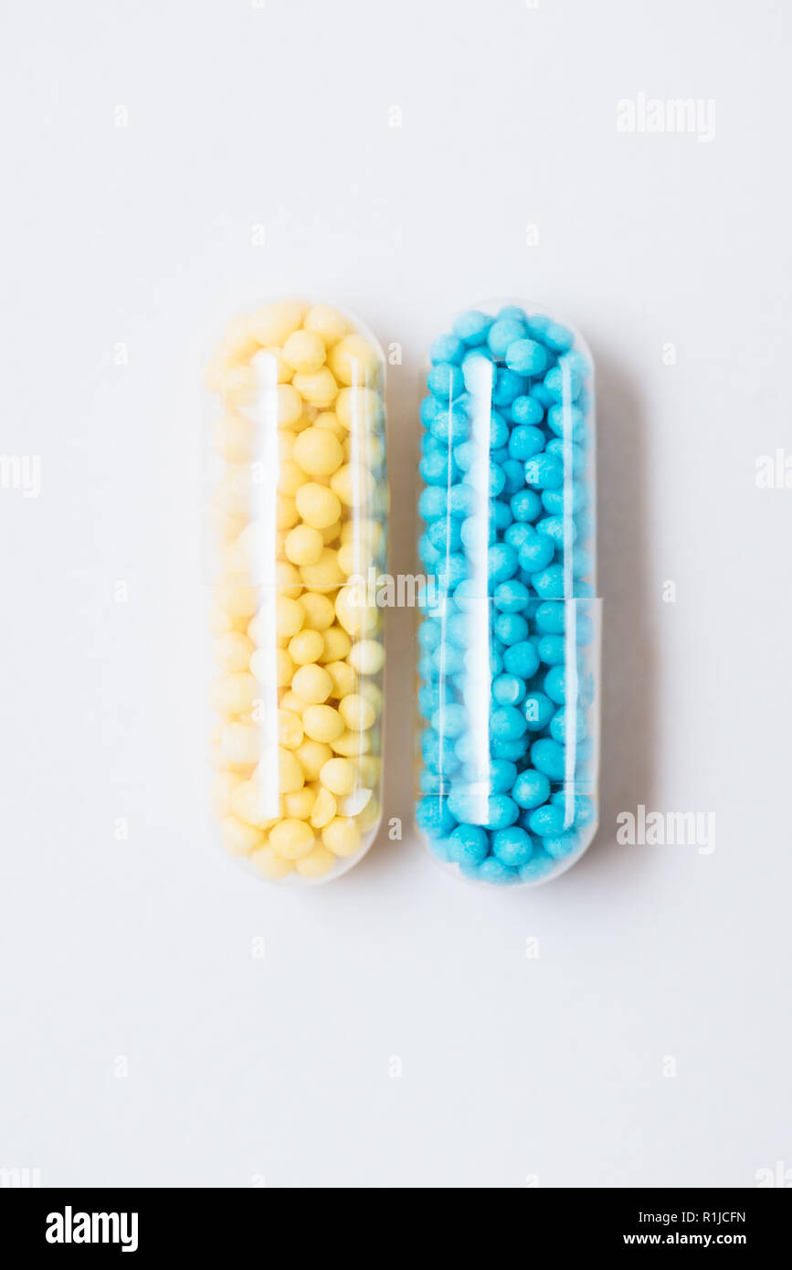 Yellow medical capsules hi-res stock photography and images - Alamy