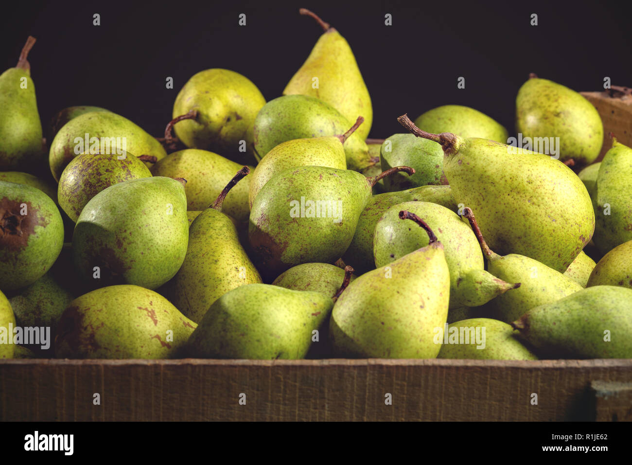 Box of pears hi-res stock photography and images - Alamy