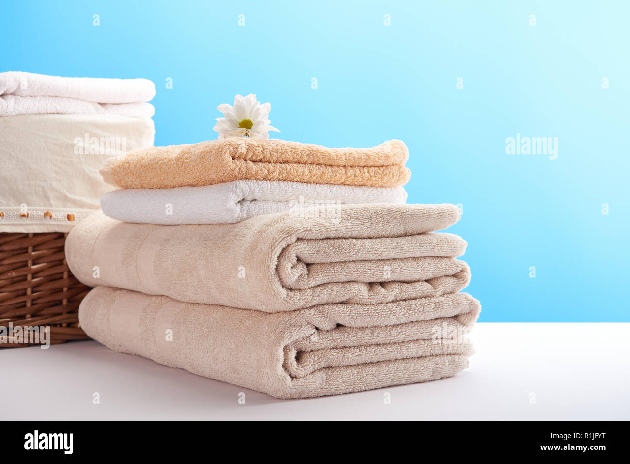 Stack clean towels flower hi-res stock photography and images - Alamy
