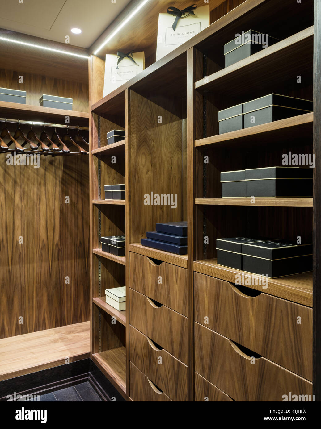 Empty luxury hotel room interior hi-res stock photography and images ...