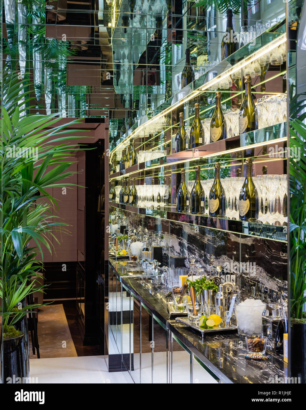 Bar shelves hi-res stock photography and images - Alamy