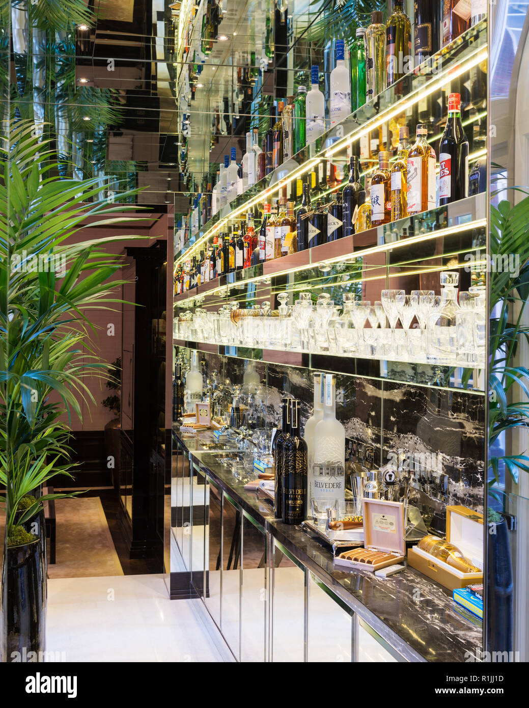 Mirrored bars hi-res stock photography and images - Alamy