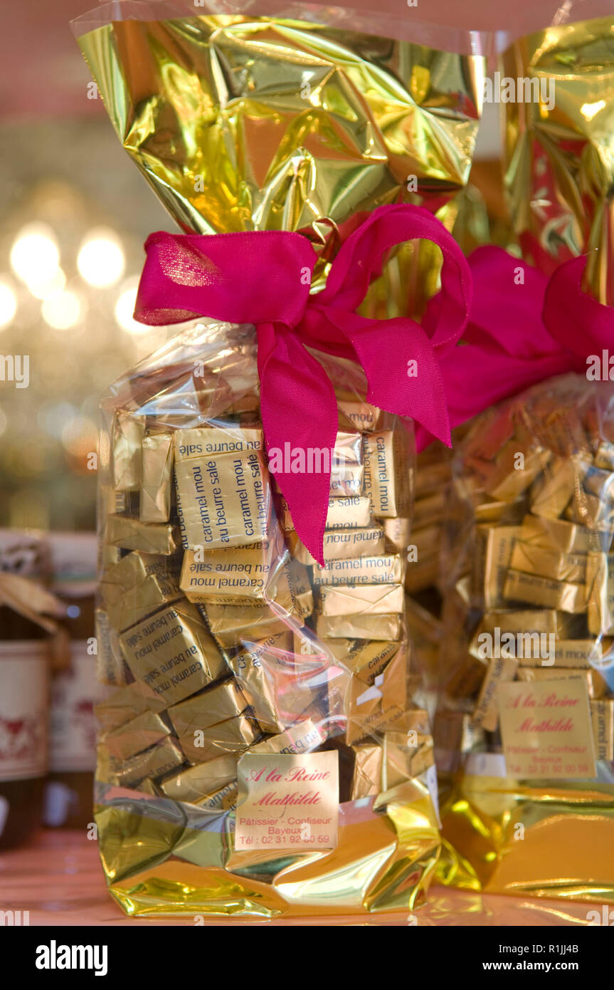 Gift wrapped chocolates hi-res stock photography and images - Alamy