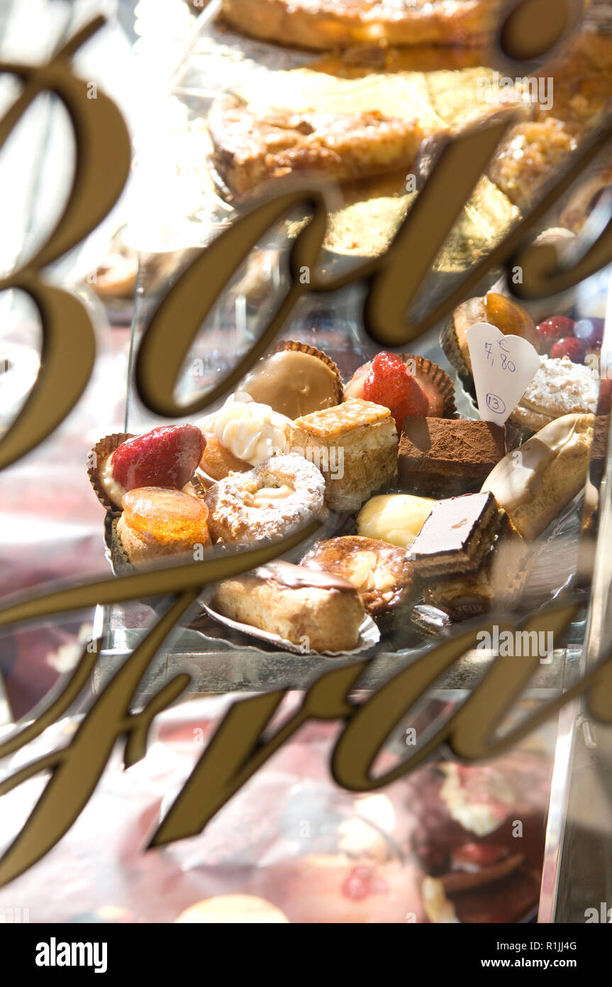 Sign on bakery window in front of desserts Stock Photo - Alamy