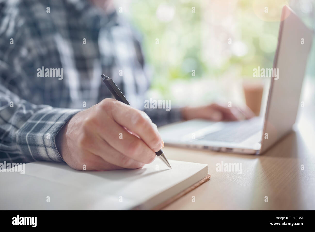 Writer at desk hi-res stock photography and images - Alamy