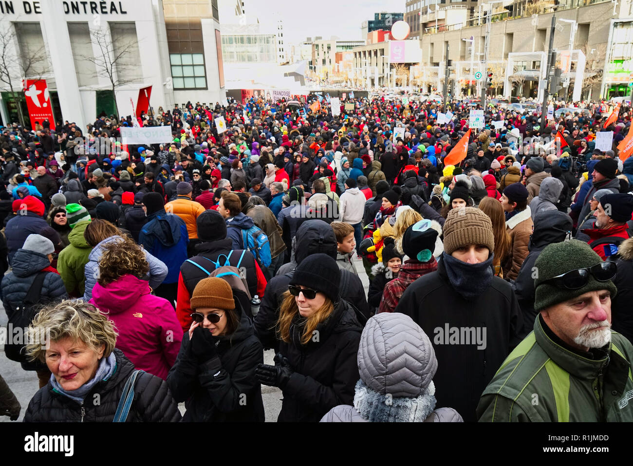 Crowd gathering hi-res stock photography and images - Alamy