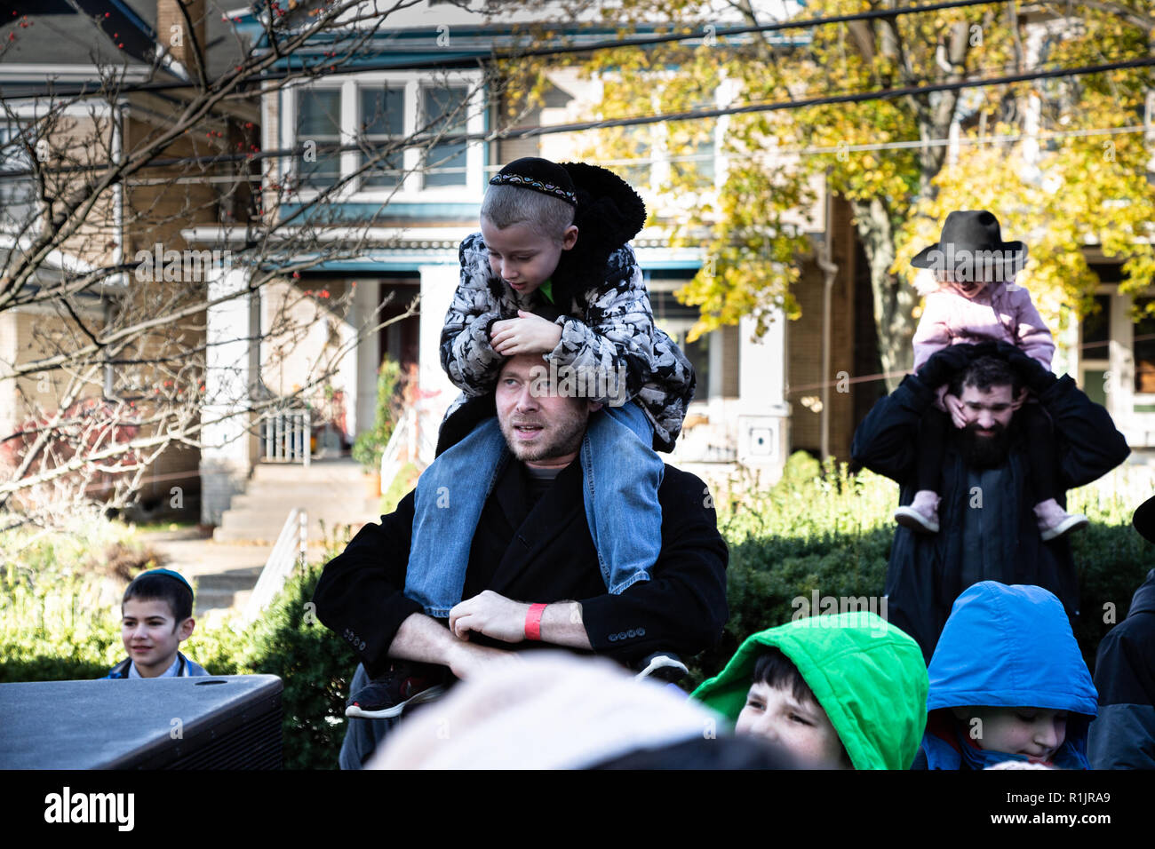 Kids on shoulders concert hi-res stock photography and images - Alamy
