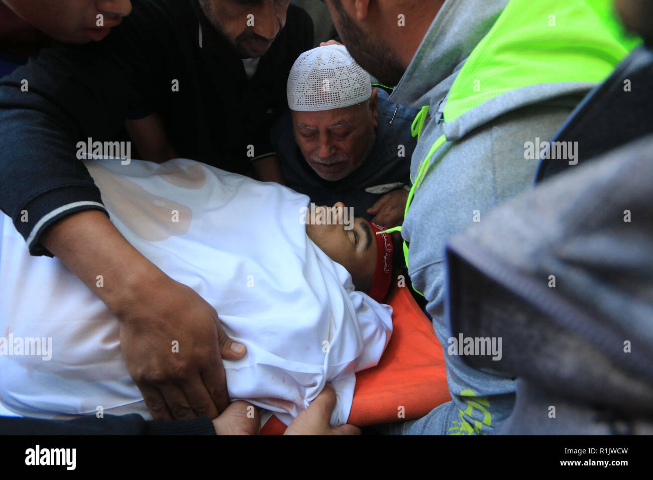 Jabalia, Gaza Strip, Palestinian Territory. 13th Nov, 2018. Relatives of Palestinian Mohammed ...