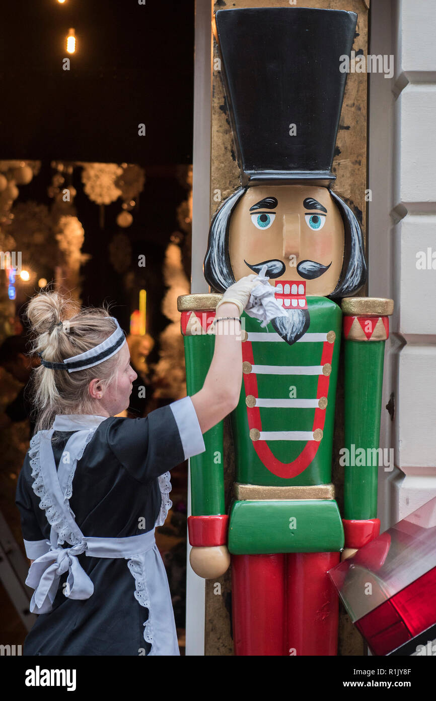 The nutcracker ballet london 2018 hi-res stock photography and images ...