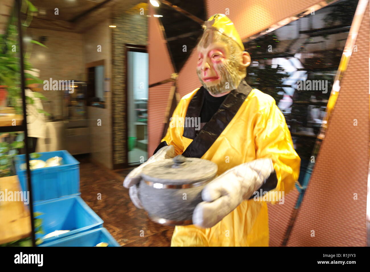 Pingliang, Pingliang, China. 13th Nov, 2018. Pingliang, CHINA-Waiters ...