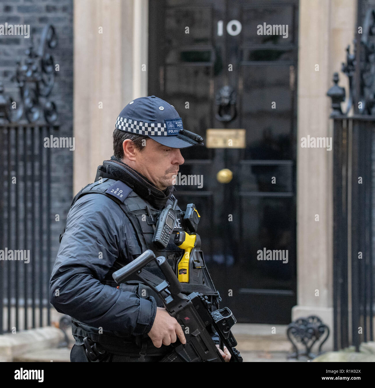 Police officer 10 downing street hi-res stock photography and images ...