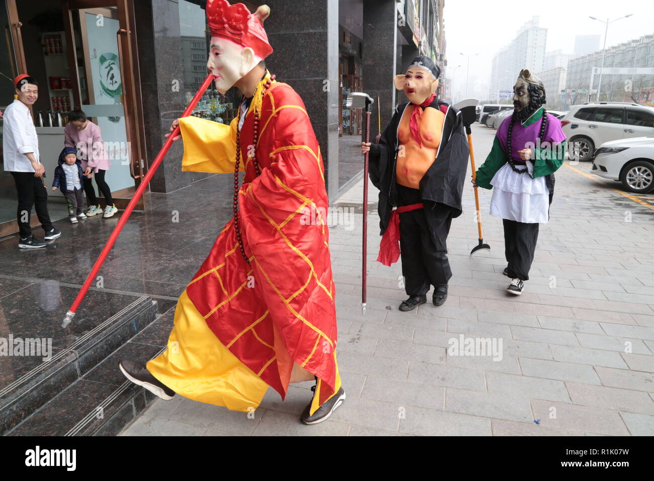 Pingliang, Pingliang, China. 13th Nov, 2018. Pingliang, CHINA-Waiters ...