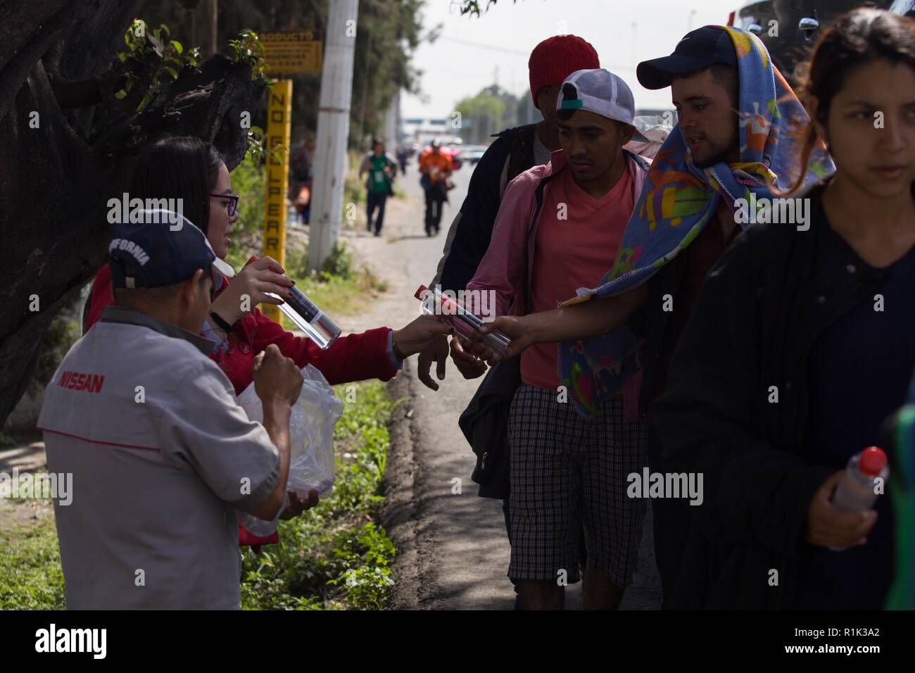 Guadalajara, Mexico. 13th Nov, 2018. Helpers distribute water bottles ...