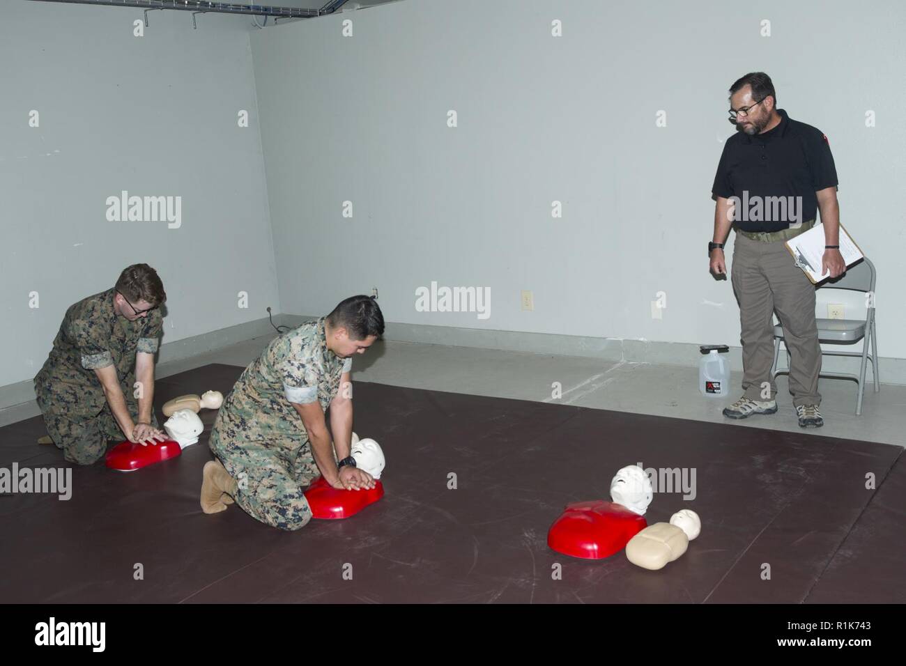 First aid heimlich maneuver hi-res stock photography and images - Alamy