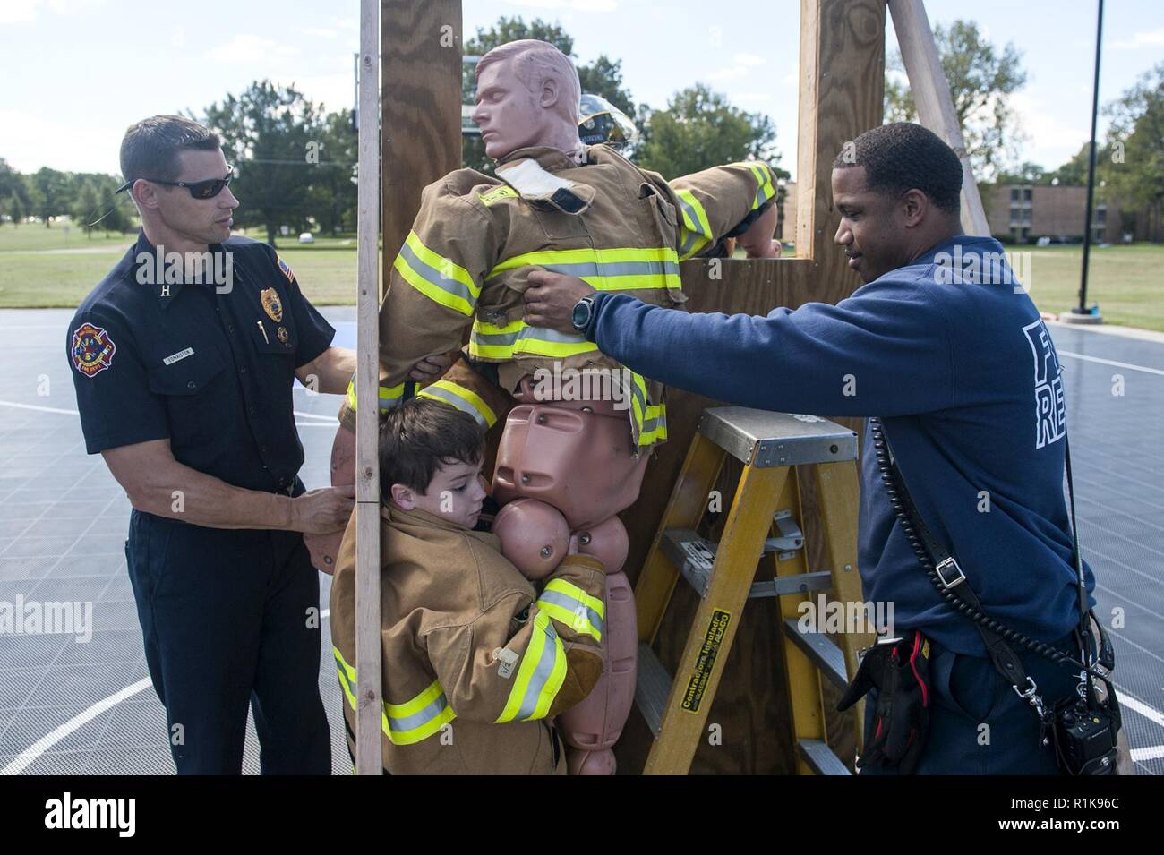 8 MILLINGTON, Tenn. (Oct 11, 2018) Sailors and Civilians assigned to ...