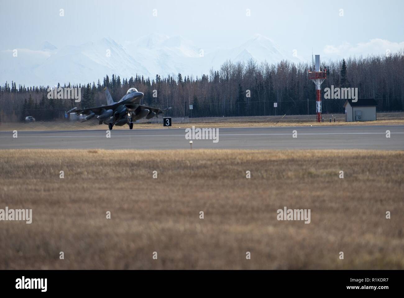 An 8th Fighter Wing "Wolf Pack" F-16C Fighting Falcon lands at Eielson ...