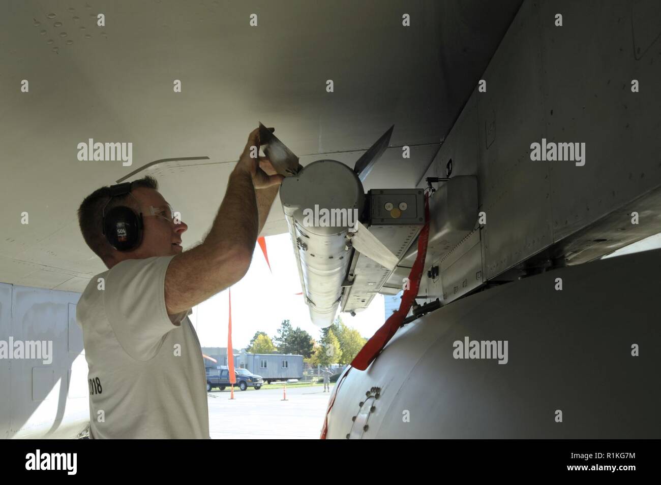 Oregon Air National Guard ‘Tan Team’ weapons loader Staff Sgt. Ken ...