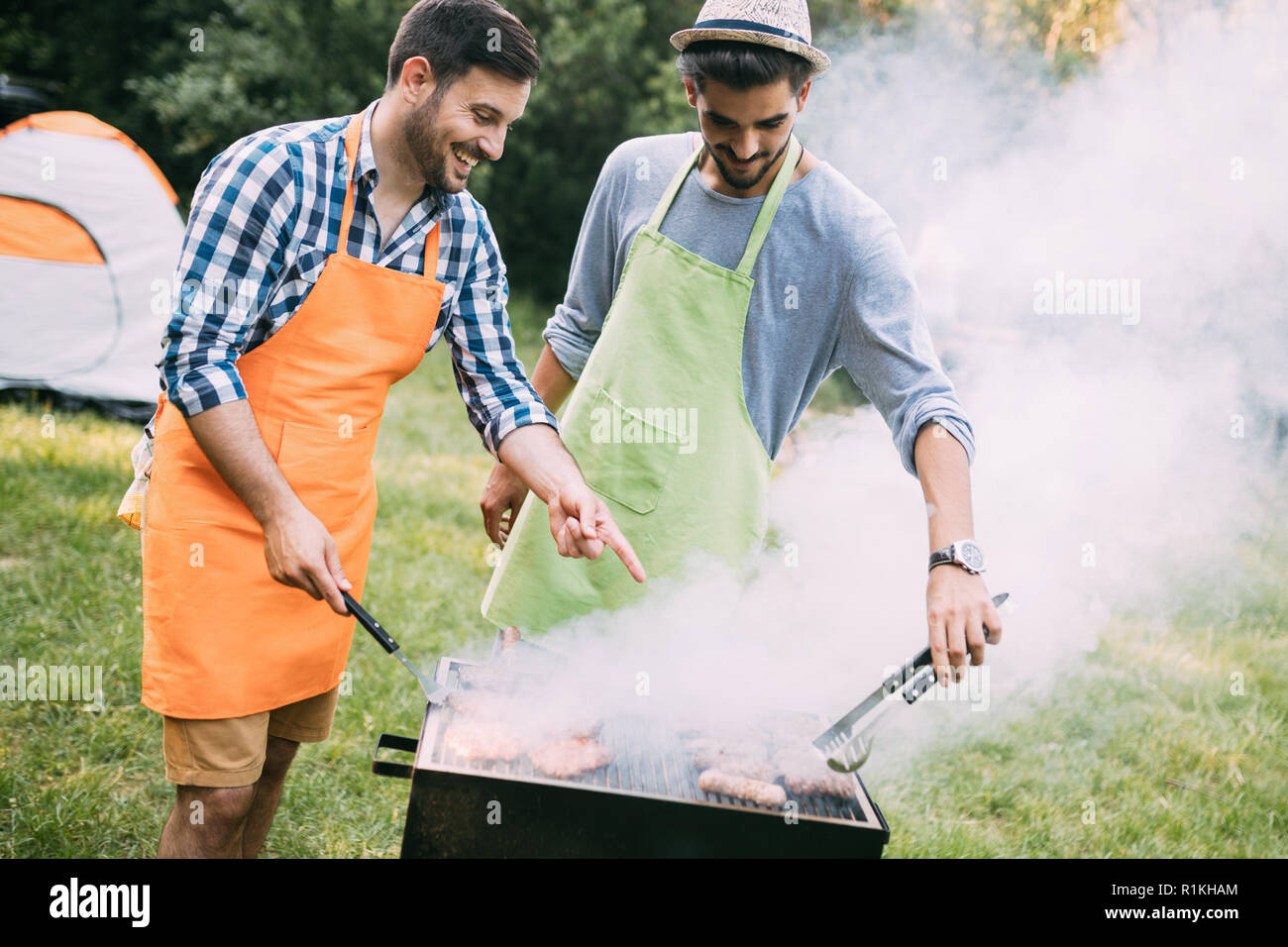 Men barbecue hi-res stock photography and images - Alamy