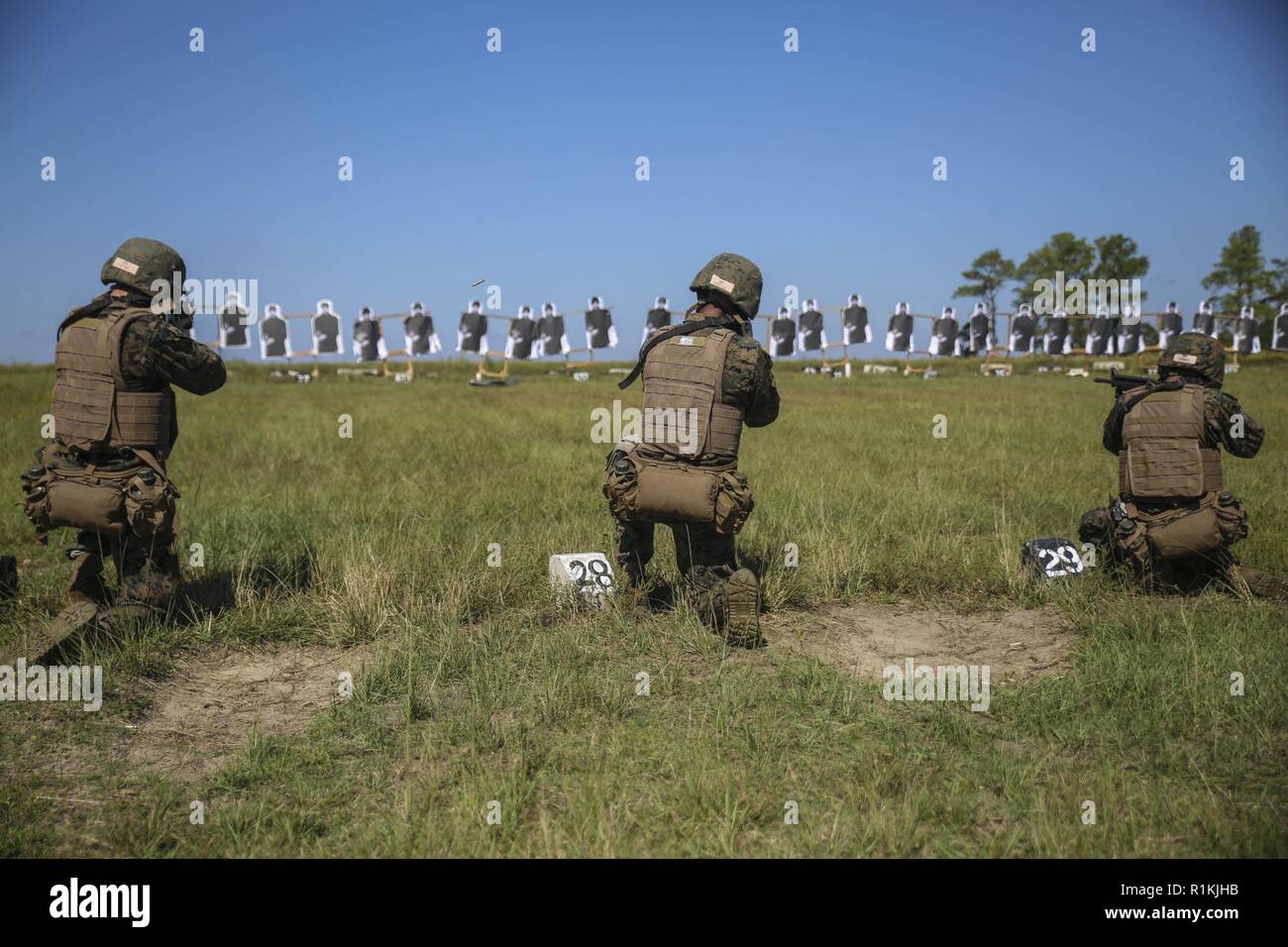 Recruits with Company E., 2nd Recruit Training Battalion, shoot M16-A4 ...