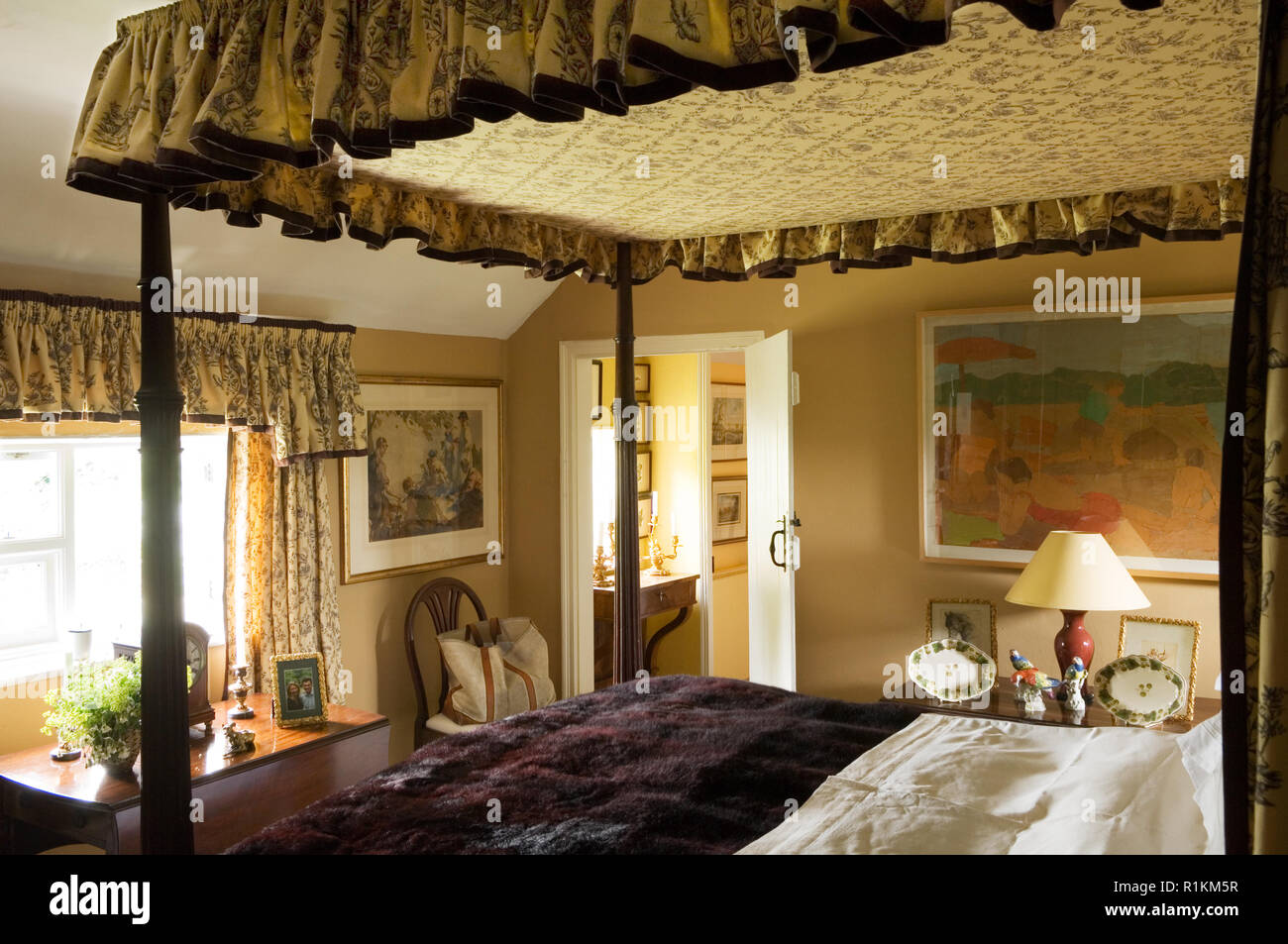 Four poster bed with canopy Stock Photo - Alamy